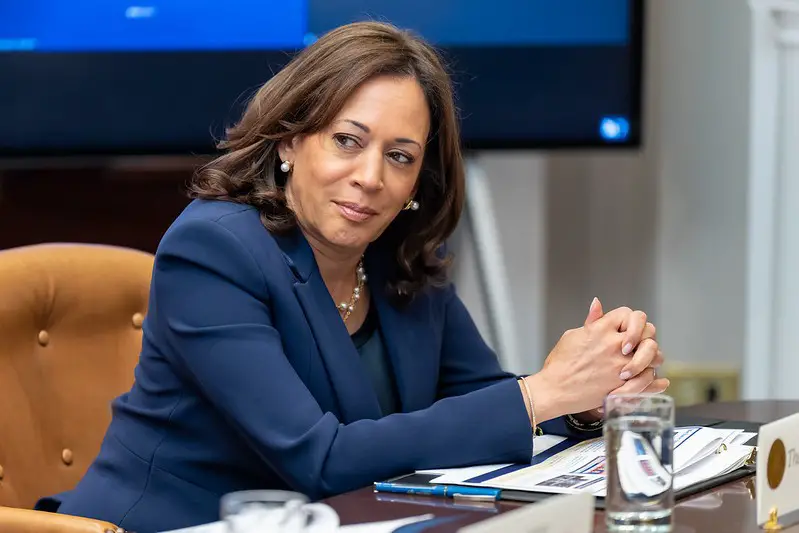 Kamala Harris Struggles as Progressives Balk at Her GOP Outreach ...